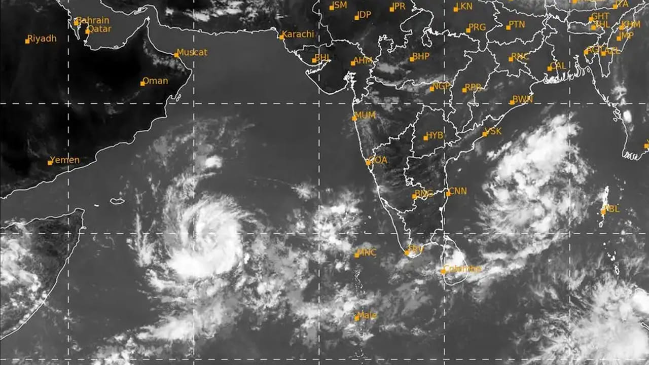 అల్పపీడనం ఎఫెక్ట్.. ఏపీలో రాబోయే 3 రోజులు వర్షాలు.. లేటెస్ట్ వెదర్ ...