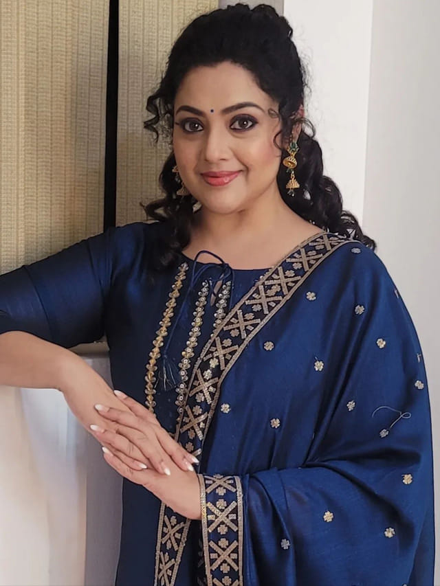 ఆ హీరోతో ఎఫైర్.. క్లారిటీ ఇచ్చిన మీనా.. – TV9 Telugu