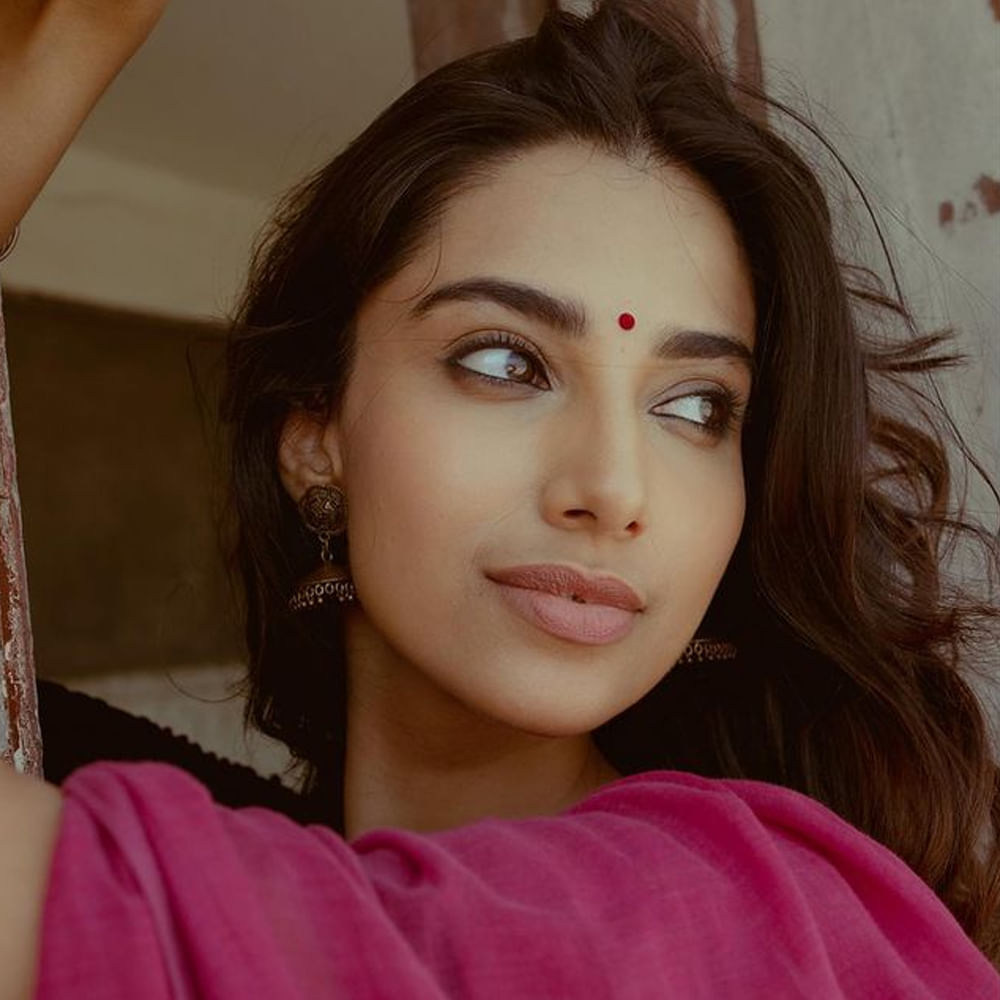 Meenakshi Chaudhary: సౌత్ లో ఆ హీరోయిన్ తరువాత మీనాక్షి చౌదరి నే బిజీ ...