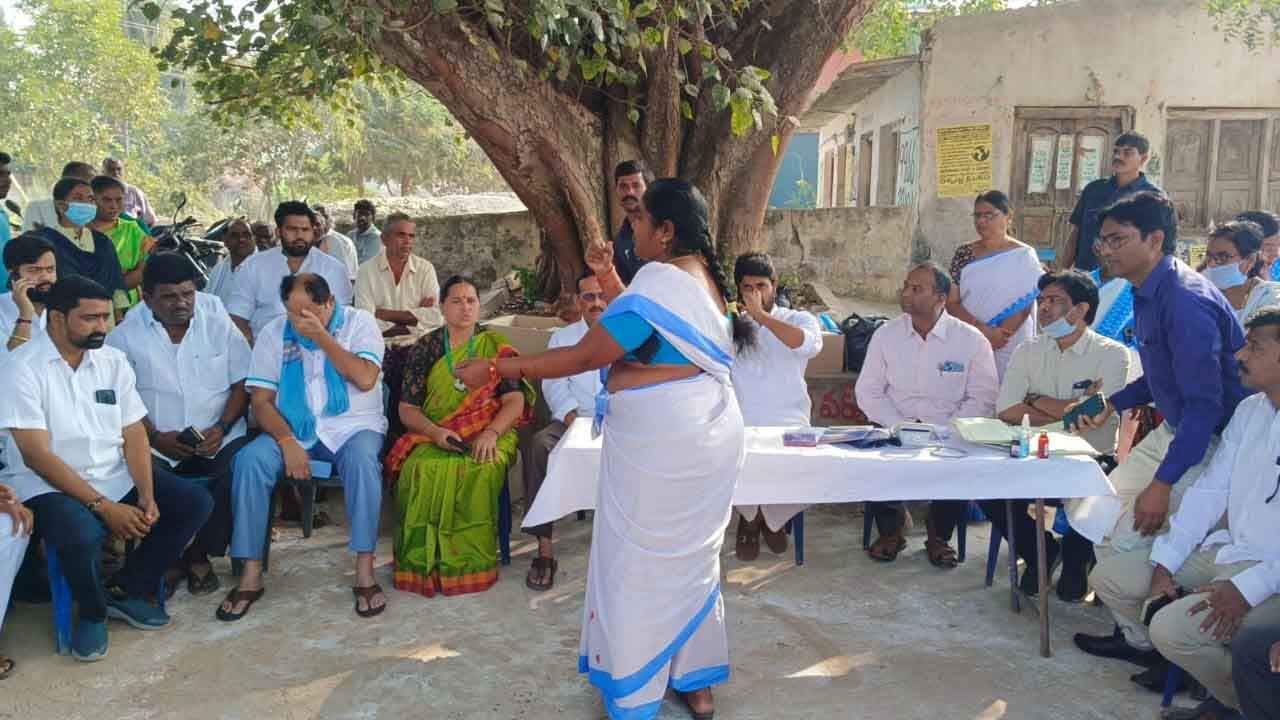 Nalgonda: అధికారులతో సమీక్ష నిర్వహిస్తున్న ఎమ్మెల్యే.. హఠాత్తుగా ...