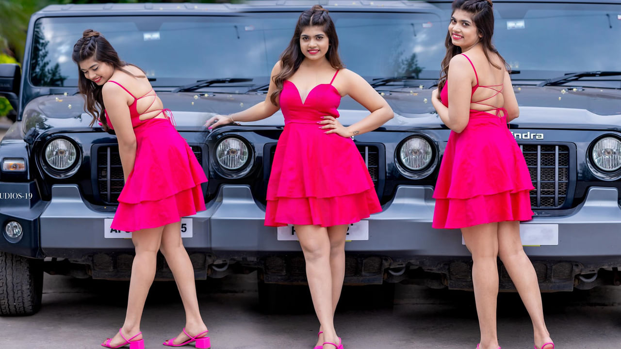 Ritu Chaudhary: షార్ట్ స్కర్ట్ లో రెచ్చిపోయిన రీతూ.. అందాల ఆరబోతలో ...