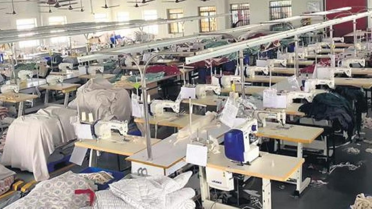 Textile Industry: సిరిసిల్లలోని పాలిస్టర్ వస్త్ర పరిశ్రమ బంద్.. అసలు ...