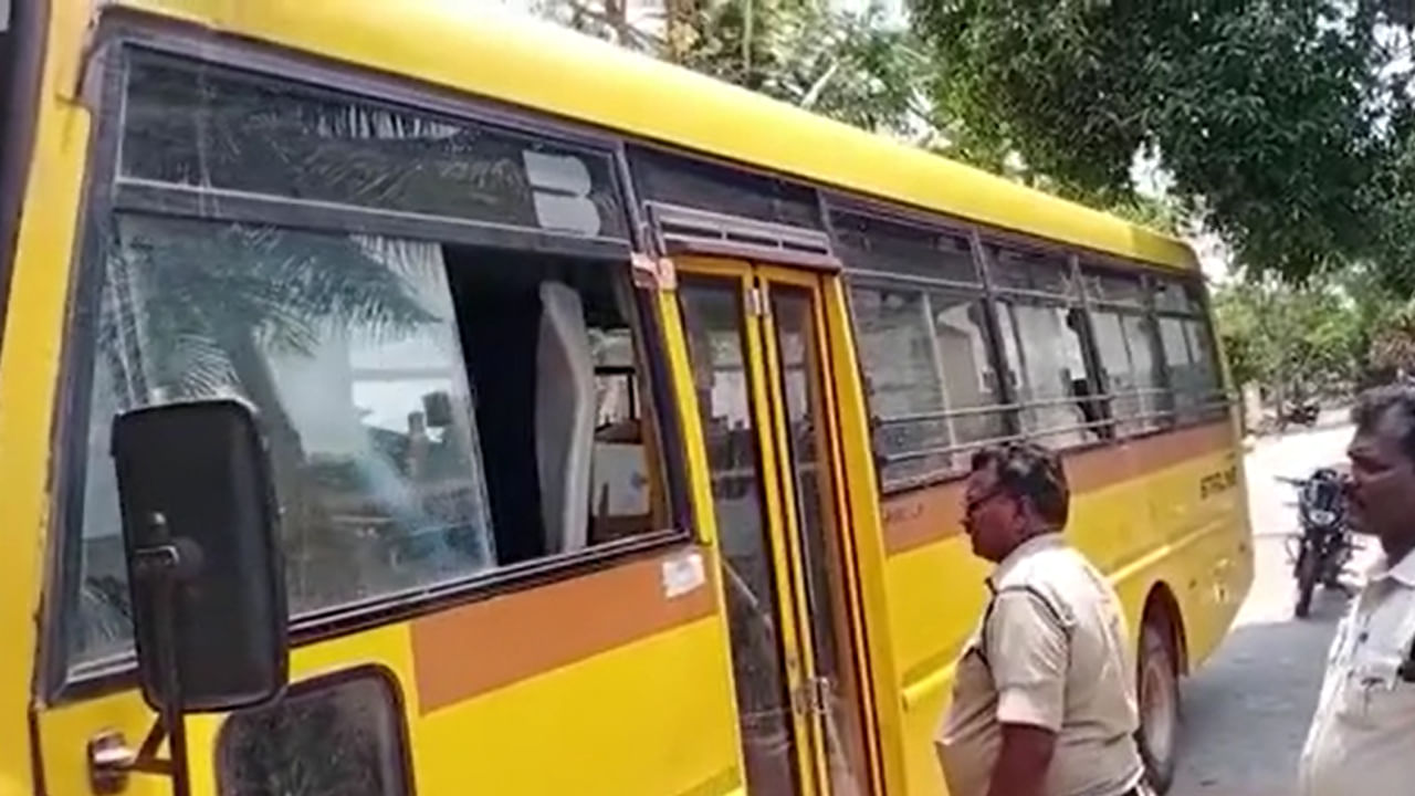 AP News: ఓ కాలనీలో పార్క్‌ చేసిన బస్సు.. 3 రోజులైనా అక్కడే.. లోపలున్నవి ...