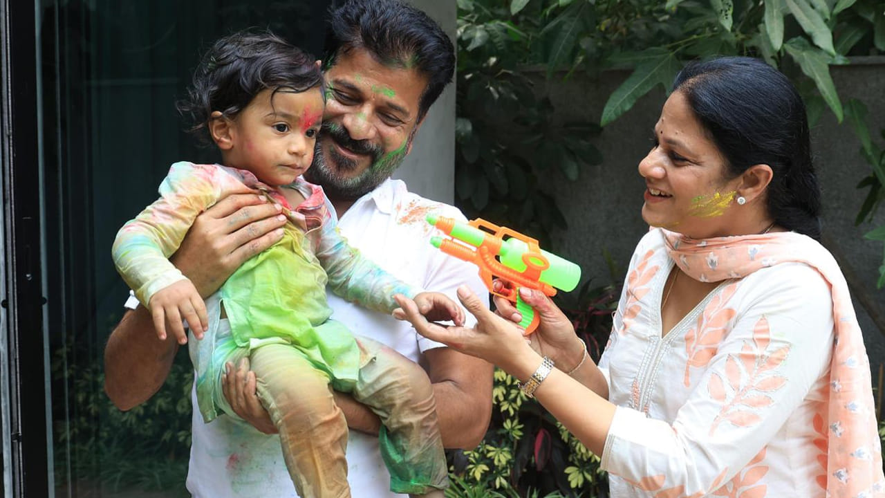 CM Revanth: సీఎం ఇంట హోలీ సంబురాలు.. మనువడితో సెలబ్రేట్ చేసుకున్న ...