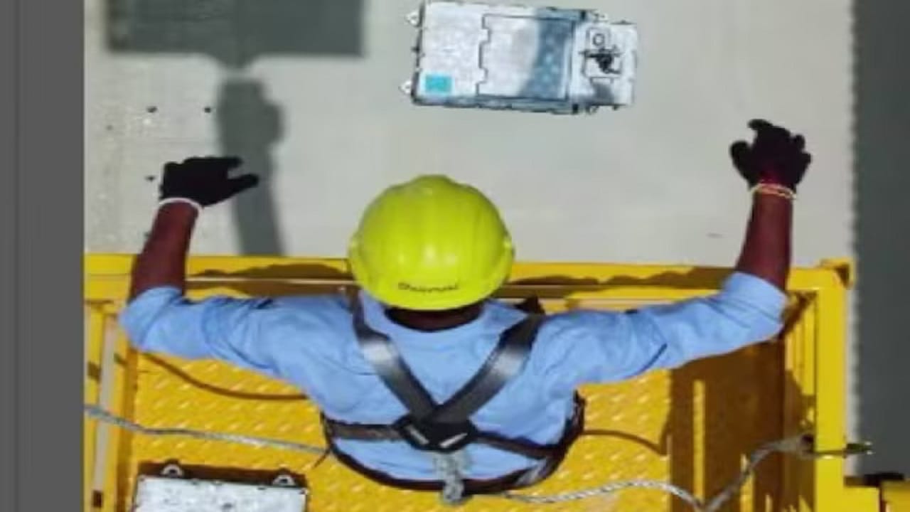 EV Battery Drop Test: ఈవీ బ్యాటరీ కింద పడితే ఏమవుతుందో తెలుసా ...