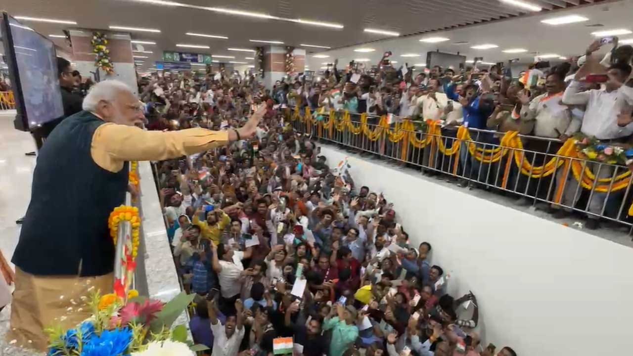 PM Modi: మోదీ క్రేజ్ అంటే ఇలా ఉంటాది మరి.. కలకత్తాలో మెట్రో స్టేషన్‌లో ...