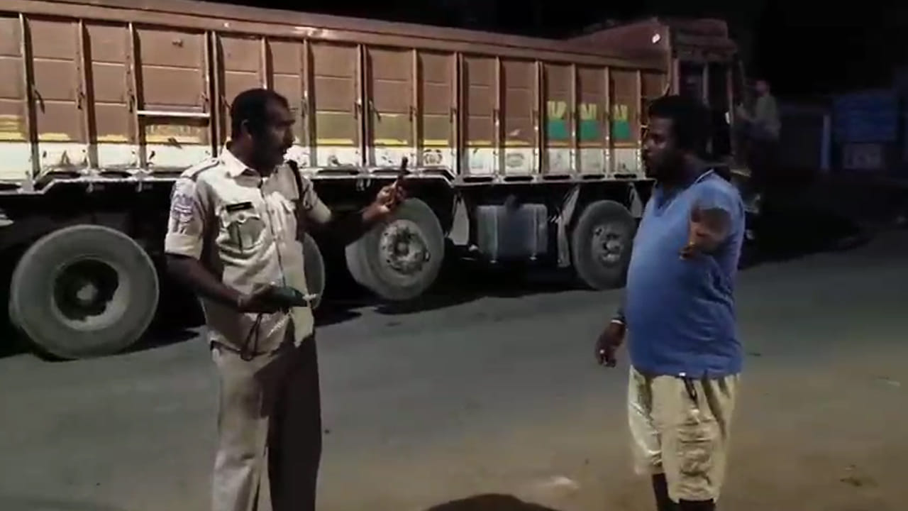 రోడ్డుపై కండకావరాన్ని ప్రదర్శించిన ఖాకీలు..అసలేం జరిగిందంటే.? | Police ...
