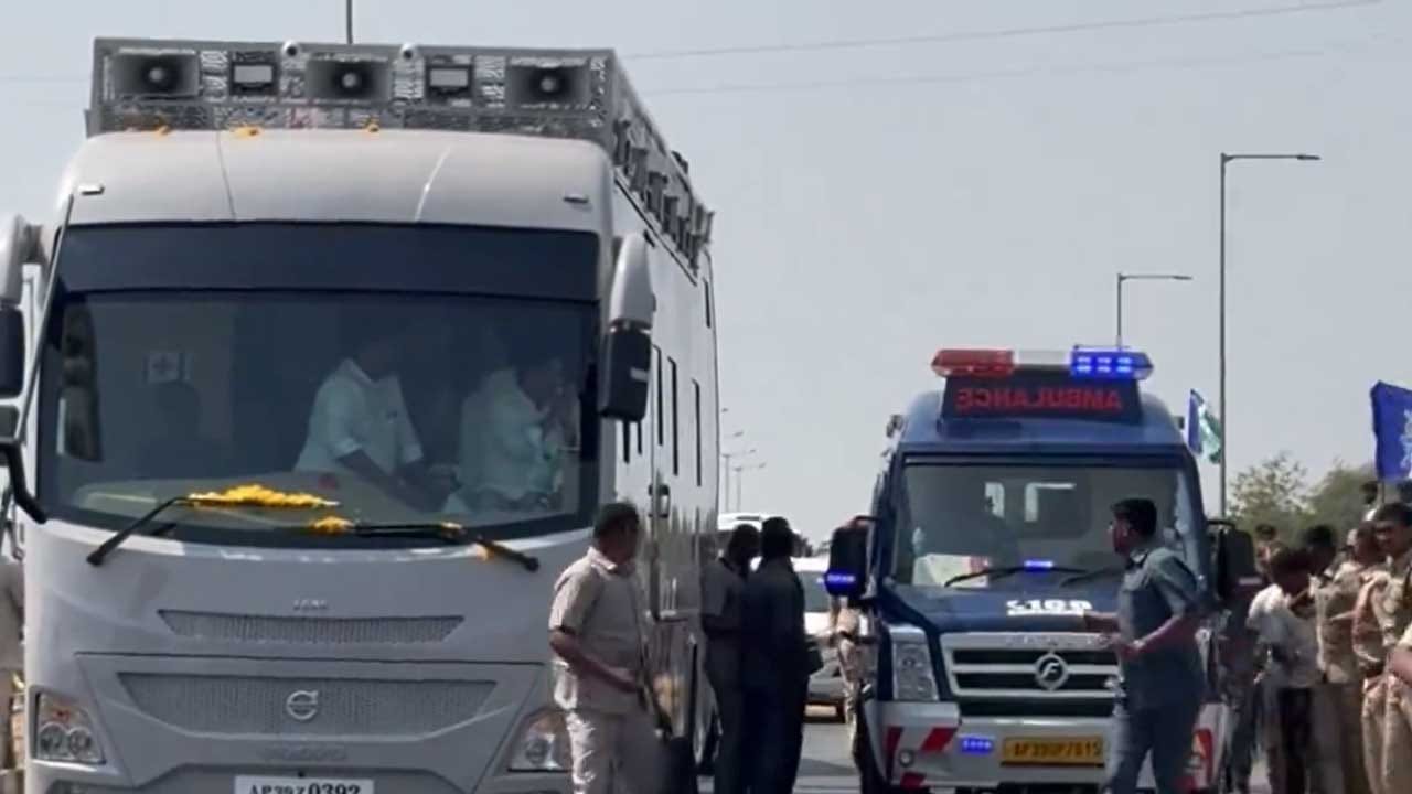 YS Jagan: అంబులెన్స్‌కు దారిచ్చి మానవత్వాన్ని చాటుకున్న సీఎం జగన్ ...