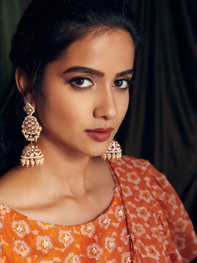 అందనికి ఈ వయ్యారి ఆరాధ్య దేవతేమో.. గుడి కట్టి పూజిస్తుంది.. – TV9 Telugu