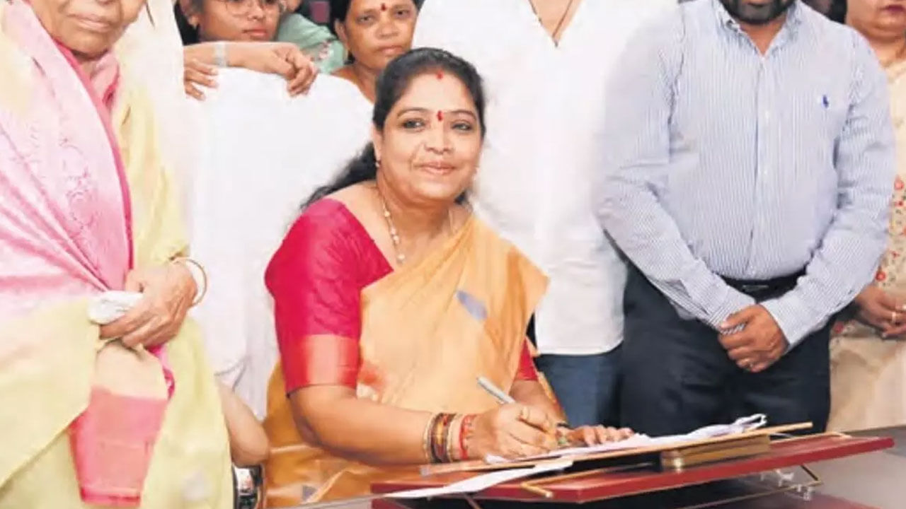 ఇకపై వారికి రేషన్ పంపిణీ అక్కడే.. మంత్రి సంధ్యారాణి కీలక ఆదేశాలు ...