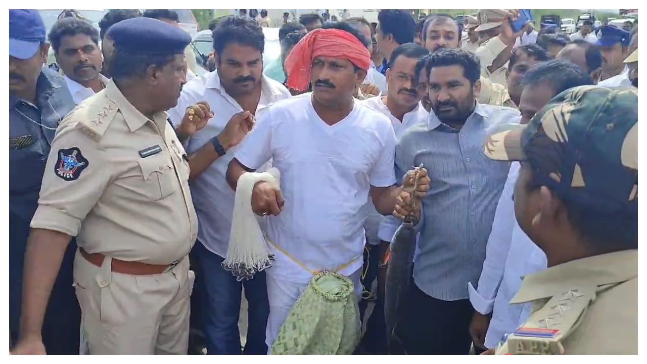 ఓ చేతిలో వల.. మరో చేతిలో చేప.. మత్స్యకారుని వేషధారణలో అసెంబ్లీకి వచ్చిన ...