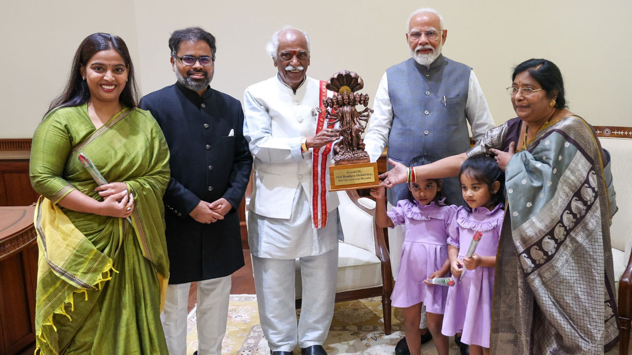 ప్రధానిని కలిసిన హర్యానా గవర్నర్ దత్తాత్రేయ.. వాళ్ల పాటతో మురిసిపోయిన ...