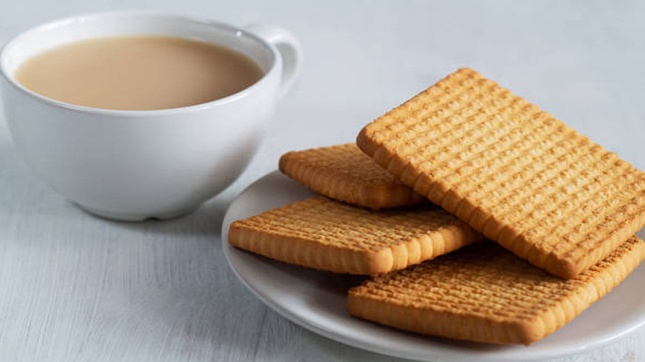 టీతో పాటు బిస్కెట్లు తినే అలవాటుందా..? ఈ విషయాలు తెలిస్తే.. వామ్మో ...