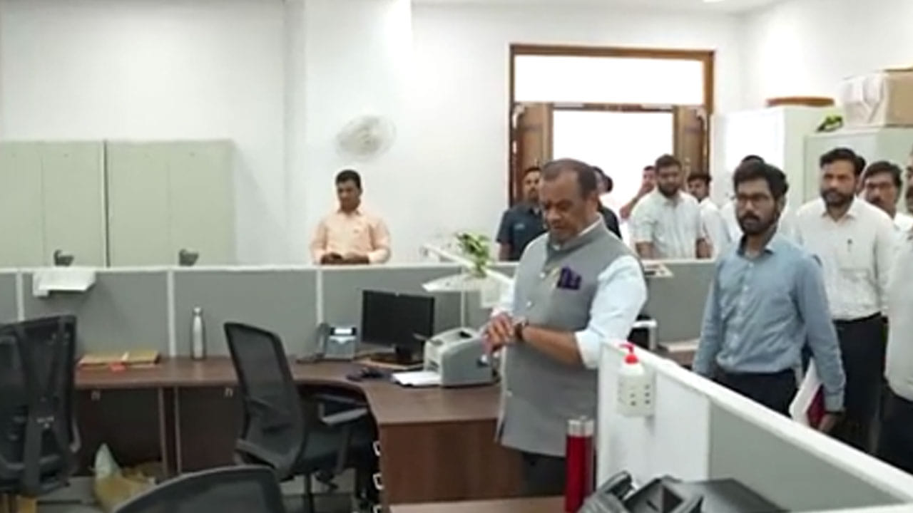 Komatireddy Venkat Reddy: 11 అయినా ఖాళీ కుర్చీలున్నాయేంటి..? మంత్రి ...