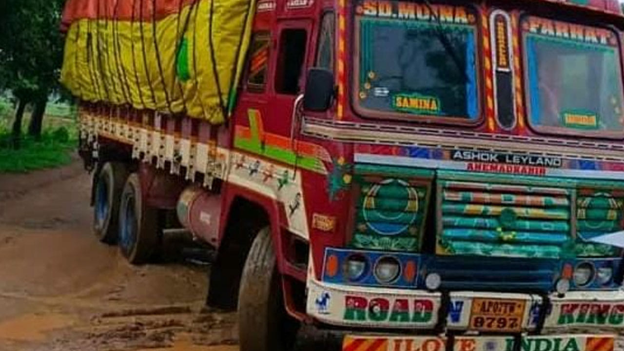 మిర్చి లారీని ఆపిన పోలీసులు.. దర్యాప్తులో షాకింగ్ నిజాలు.. - Telugu ...
