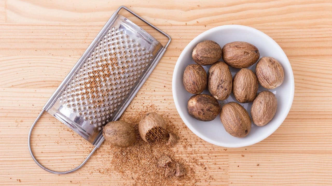 Nutmeg Powder: ఈ జాజికాయ పొడితో చర్మం మెరిసిపోతుంది.. ఈ లాభాలు కూడా ...