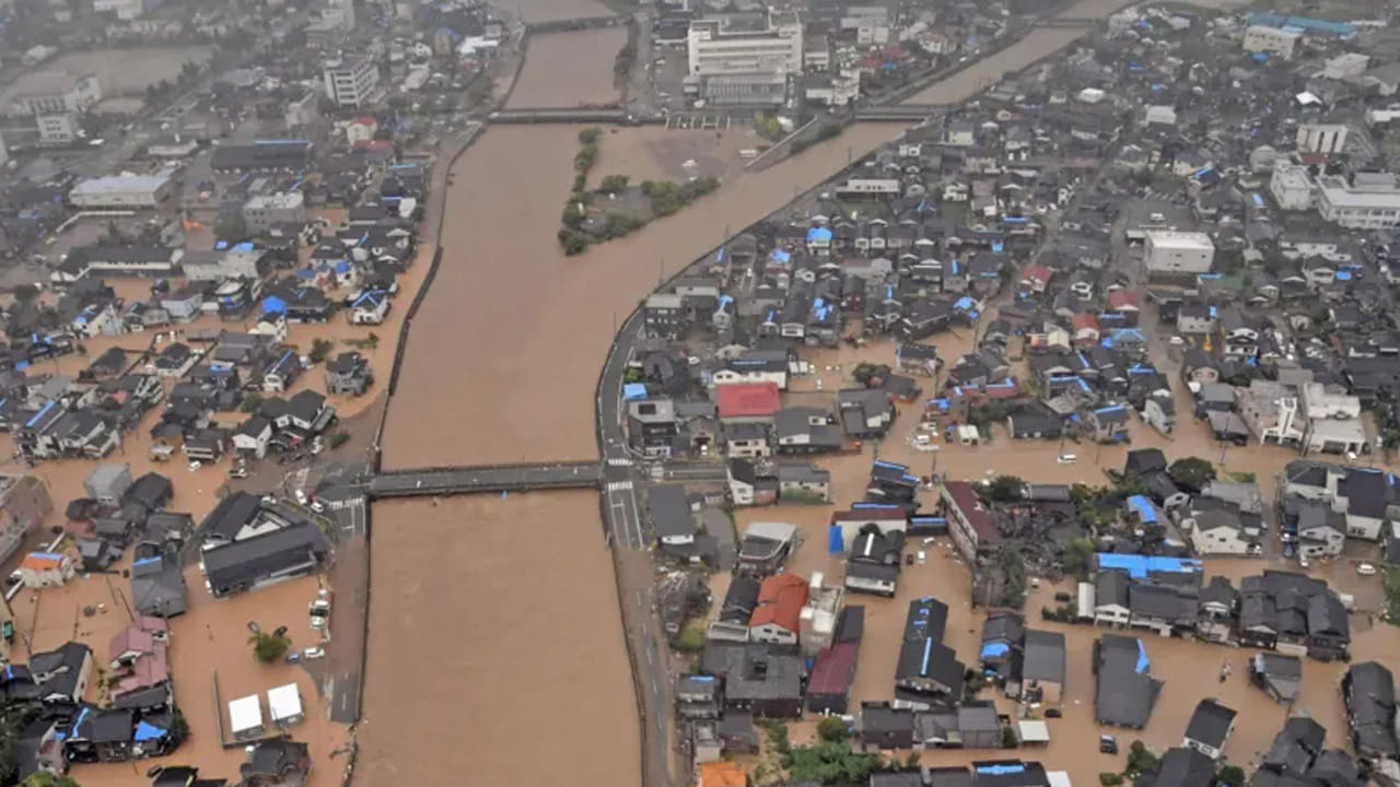 Japan Floods: జపాన్‌ను ముంచెత్తిన భారీ వర్షాలు.. విరిగిపడుతున్న కొండచరియలు - Telugu News | One ...