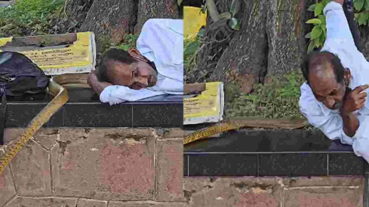 Viral Video: గుడి ముందు పడుకున్న వ్యక్తి.. పాకుతూ వచ్చి తల కిందకు దూరిన ...