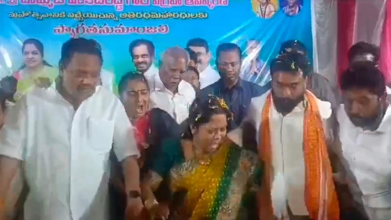 AP News: మంత్రికి తప్పిన ప్రమాదం.. వేదికపై మాట్లాడుతుండగానే.. ఊహించని పరిణామం - Telugu News ...