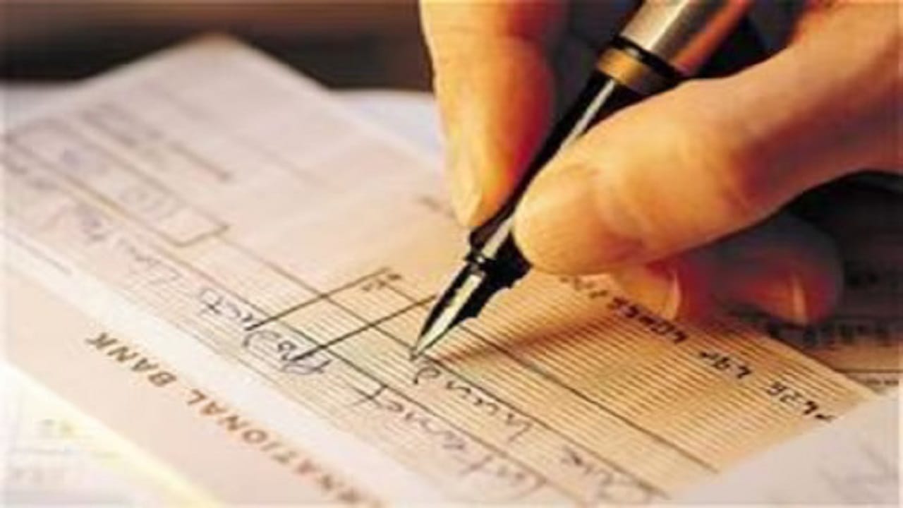 Lakh Or Lac: లక్ష రూపాయలపై చెక్కుపై లక్షణమైన తప్పులు.. అసలు లక్ష అని ...
