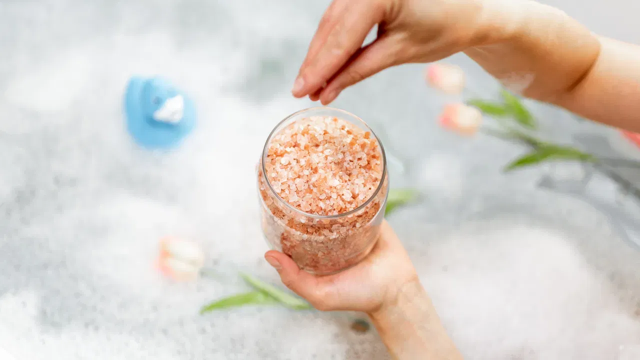 Salt Water Bath: ఉప్పు కలిపిన నీటితో స్నానం చేస్తే.. ఈ సమస్యలన్నీ పరార్ ...