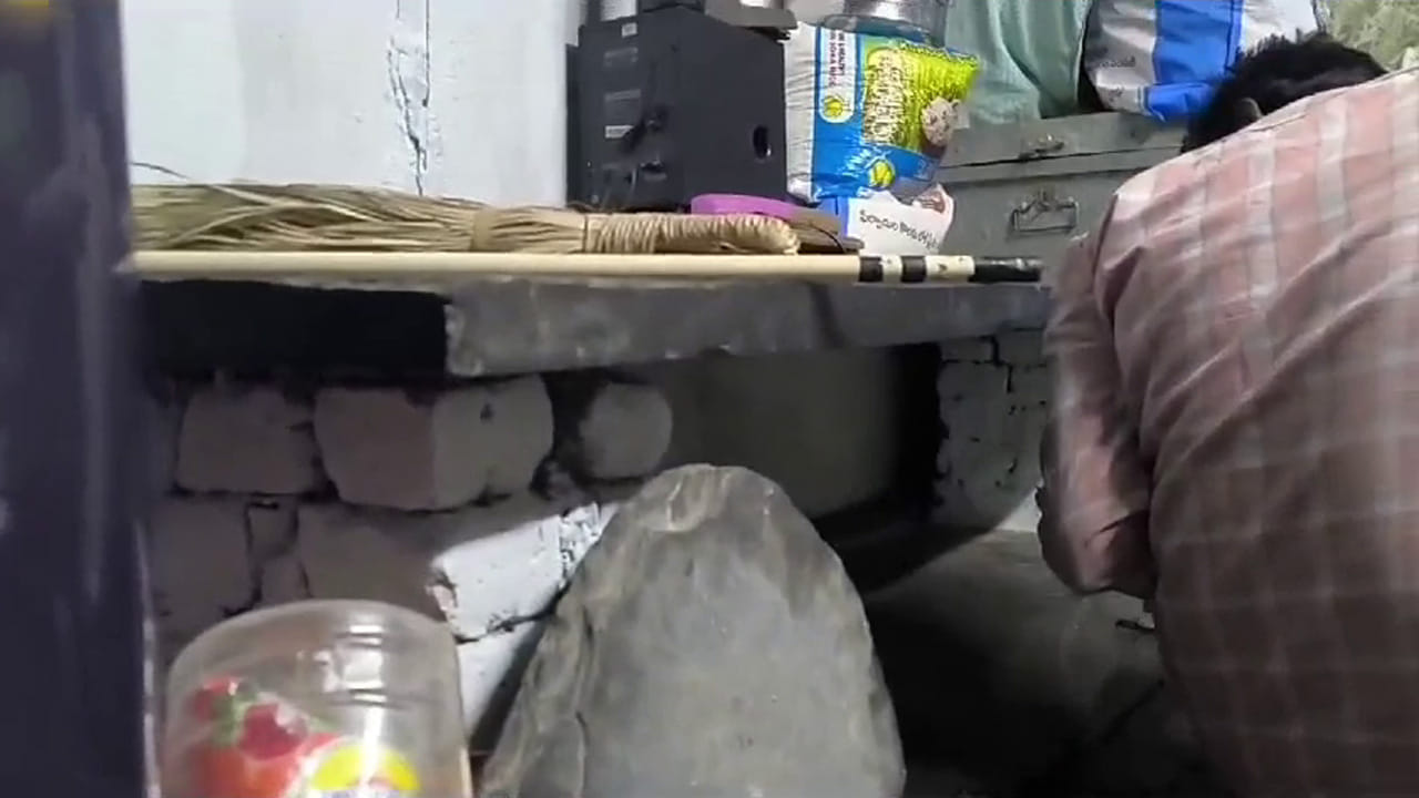 Snake: మహా నందిలో నాగు పాము హల్ చల్.. ఓ ఇంట్లోకి దూరి ఇలా.. షాకింగ్ ...