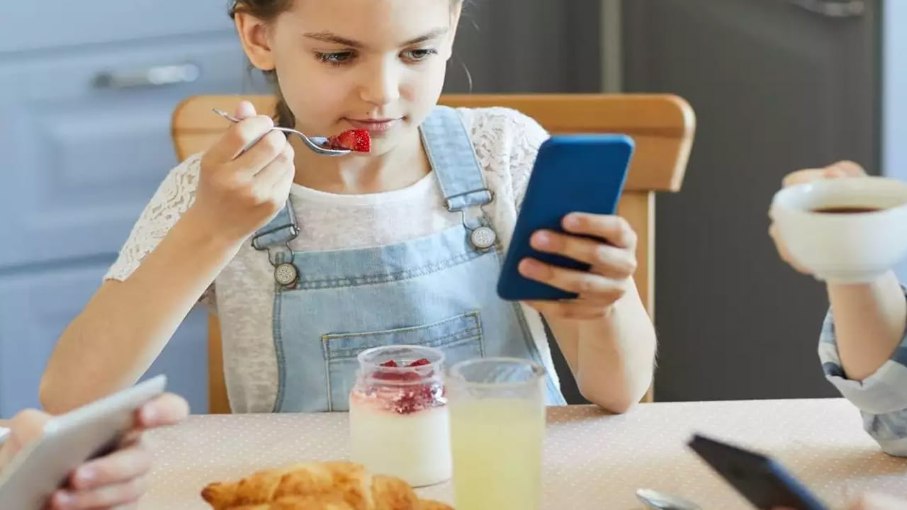 Mobile Phone Addiction: పిల్లలు ఫోన్ చూస్తూ భోజనం తినే అలవాటు ఉందా ...