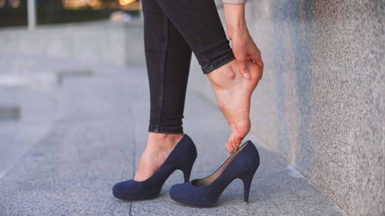 Home Remedies for Shoe Bite: కొత్త చెప్పులు కరుస్తున్నాయా? ఇలా చేస్తే ...