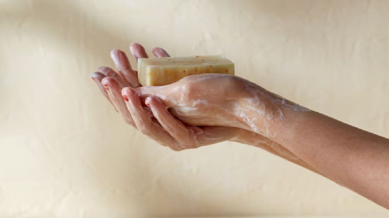 మీ చర్మానికి సబ్బు వాడే ముందు ఈ విషయాలు తెలుసుకోండి..! లేకుంటే ...