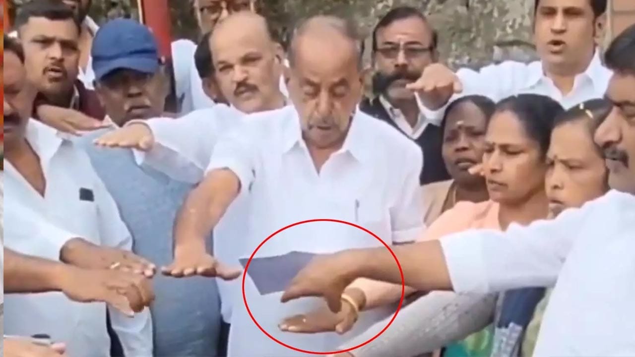 ఛీ.. ఛీ.. ఇదేం పని.. పబ్లిక్‌గా గాజుల చోరీకి యత్నించిన మున్సిపల్ ...