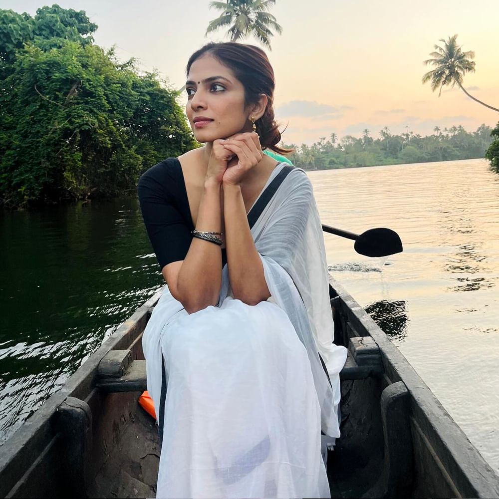 Malavika Mohanan నదిలో నవ సోయగం మాళవికామోహన్ లేటెస్ట్ వైట్ సారీ ఫొటోస్ Telugu News