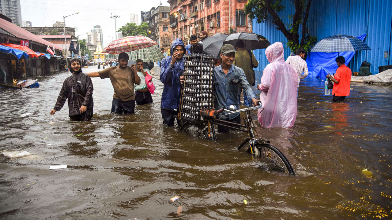 Viral Video: ముంబైలో 107 ఏళ్ల నాటి రికార్డు బ్రేక్‌... 1932లో ముంబై మునిగిపోయిన వీడియో వైరల్ ...