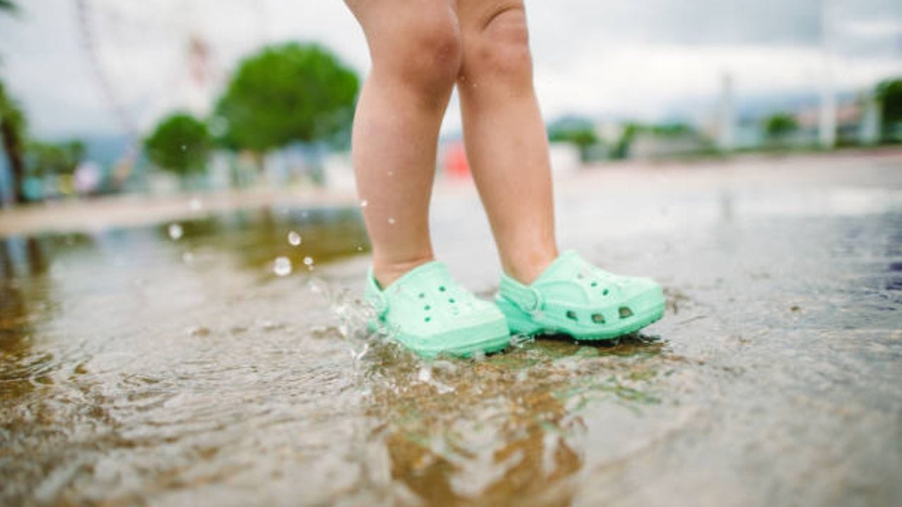 Parenting Tips: మీ పిల్లలకు Crocs వేస్తున్నారా..? అయితే మీకో షాకింగ్ ...