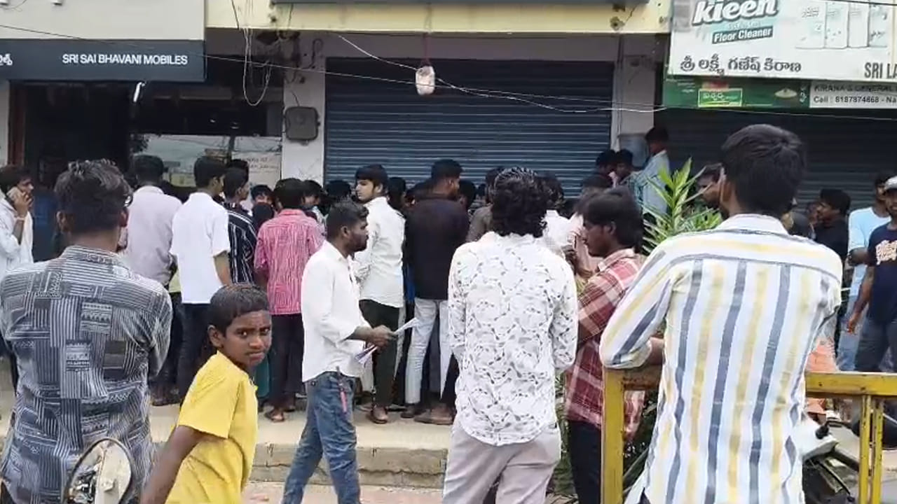 Telangana: రూ.2కే షర్ట్‌ అంటూ ఆఫర్.. ఎగబడిన జనం.. కట్‌చేస్తే కస్టమర్లకు ...
