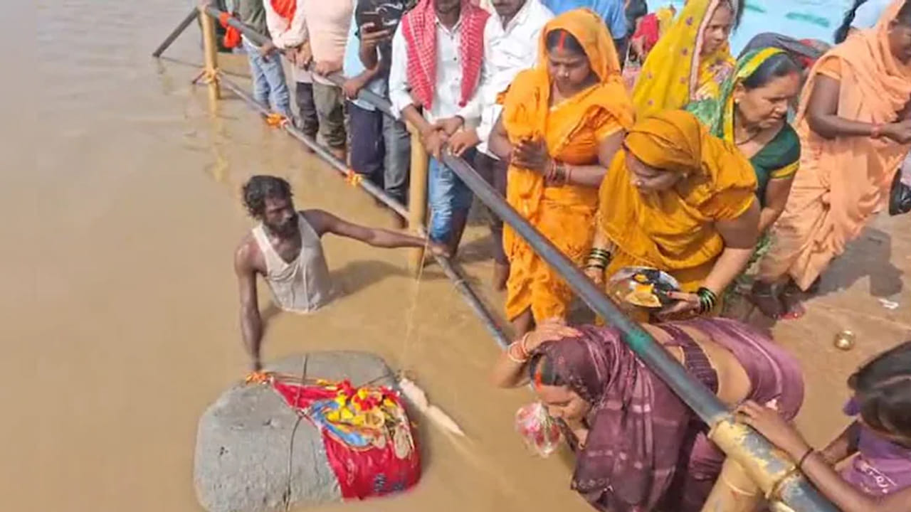 గంగానదిలో తేలుతూ కనిపించిన వందల కిలోల బరువైన బండరాయి.. ఎగబడి పూజలు ...