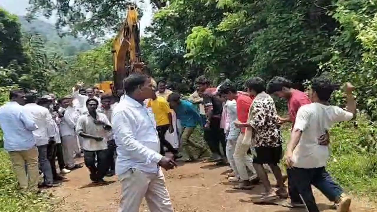 Andhra Pradesh: పవన్ కల్యాణ్ చొరవతో గిరిజనులకు రోడ్డు.. ఆనందంతో దింసా ...