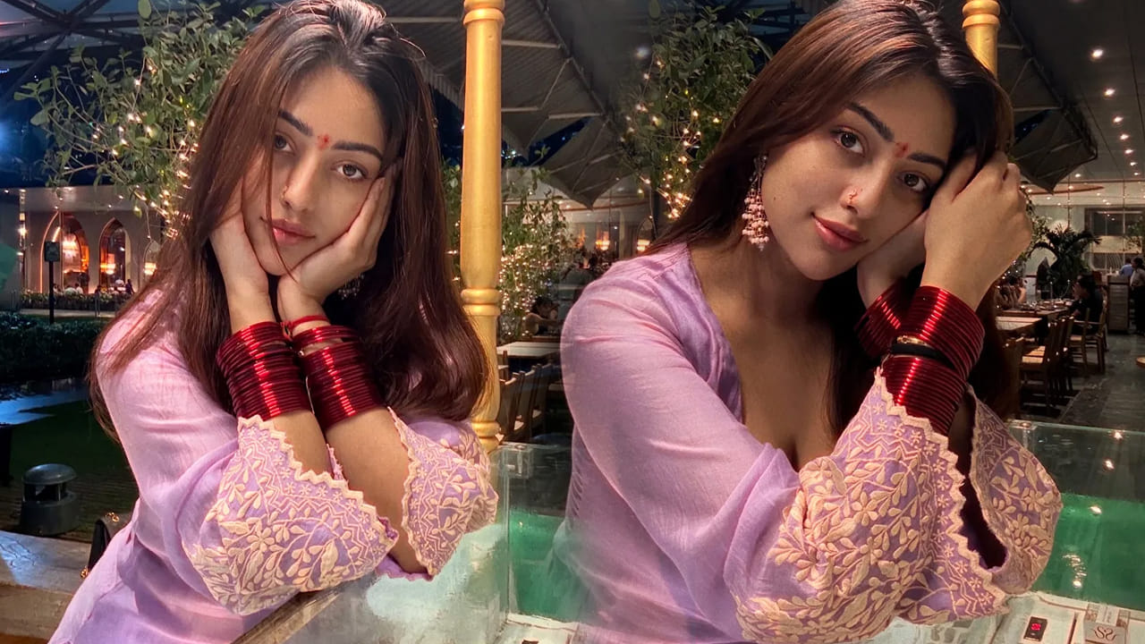 చేతికి గాజులు, నుదిటిన కుంకుమ.. నిండుగా కనిపించిన అందాల అను ...