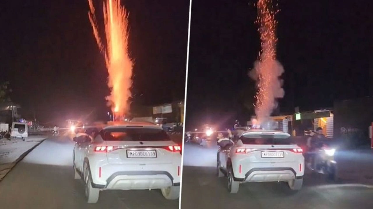 Viral Video: కదులుతున్న కారు పైకప్పుపై క్రాకర్స్‌ పేల్చిన యువకులు ...