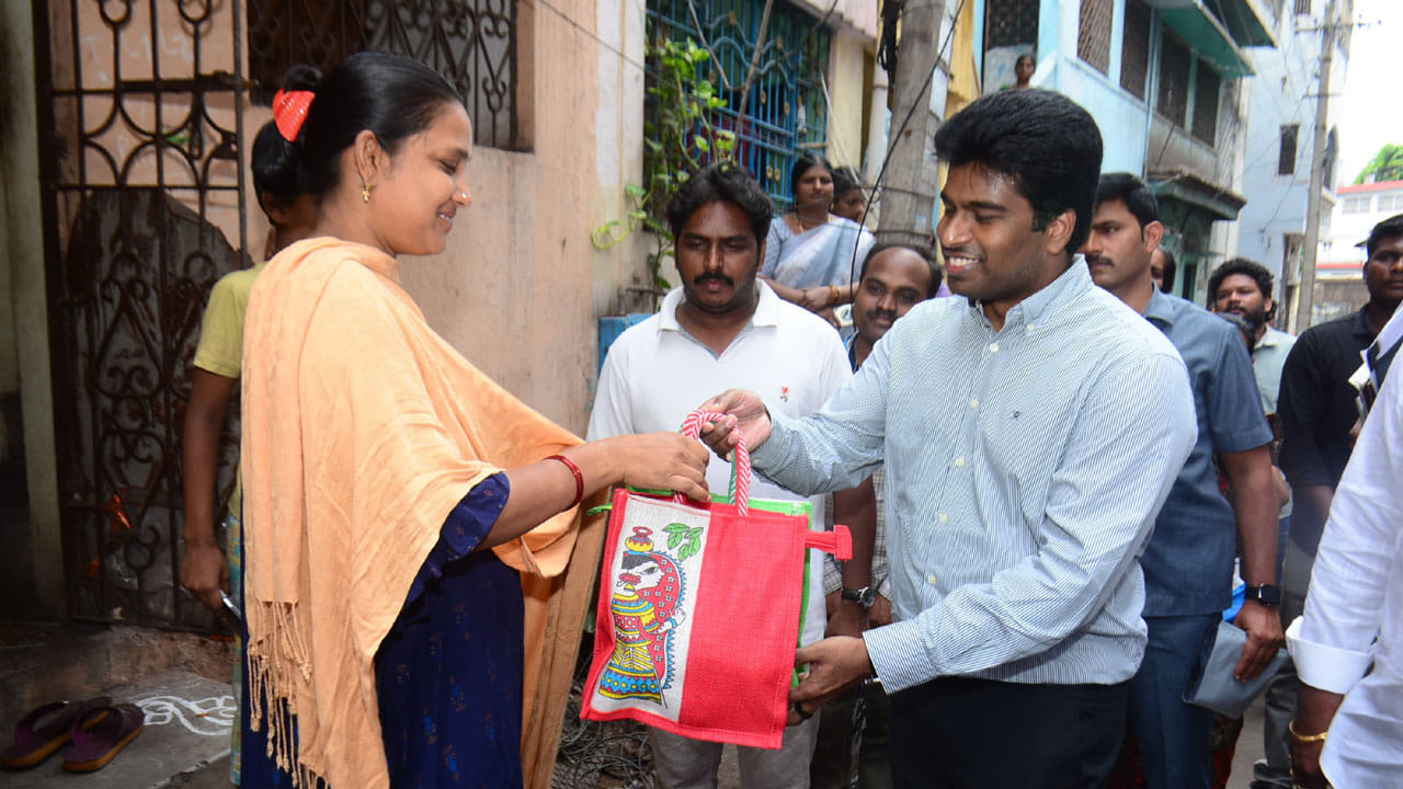 పింఛనుతో పాటు అదిరిపోయే గిఫ్ట్ ఇచ్చిన జిల్లా కలెక్టర్.. ఆనందంలో ...